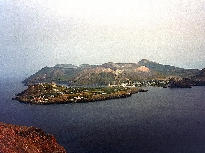 Volcanoes in Italy: The Complete List - 33Science